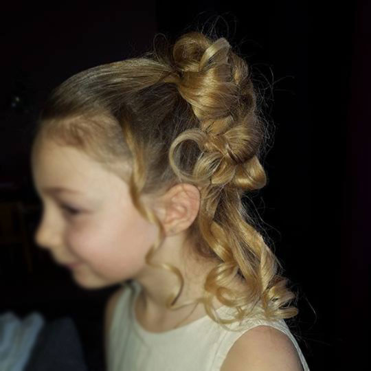 Chignon fille pour un baptême - Héloise Coiffeuse à domicile