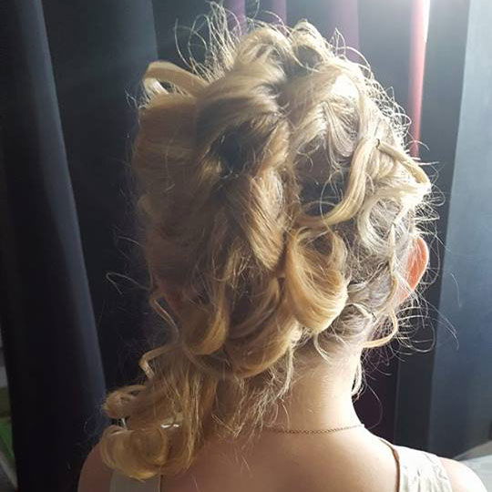 Chignon fille pour un baptême - Héloise Coiffeuse à domicile