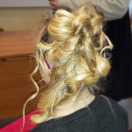 Chignon fille pour un baptême - Héloise Coiffeuse à domicile