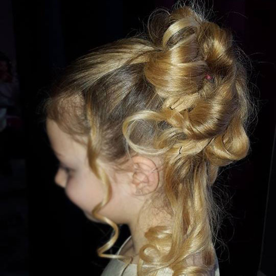 Chignon fille pour un baptême - Héloise Coiffeuse à domicile